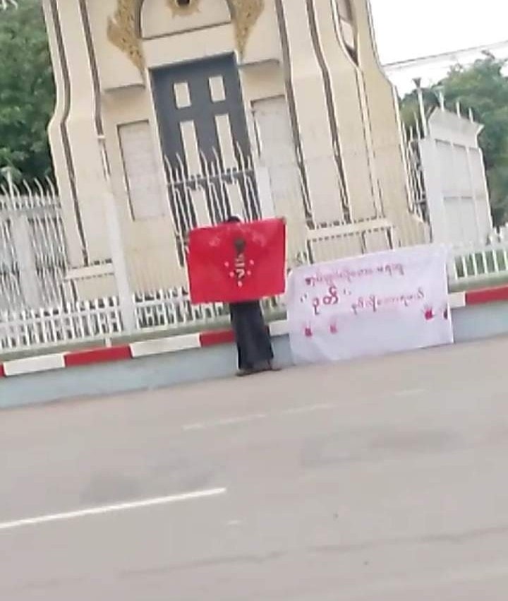 Khit Thit Media On Twitter မုံရွာမြို့ပေါ်ရှိ နာရီစင်တွင် မုံရွာလူငယ