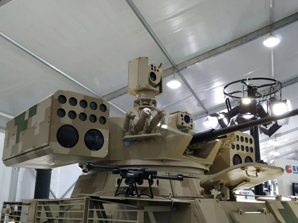 Ezio Mao☢ on Twitter: "59魔改巅峰：QN-506坦克支援战车。其底盘仍是59坦克，只不过主火力换成了一门30毫米的机关炮，炮塔两侧则各有一个多功能发射器，标配侦查无人机。"