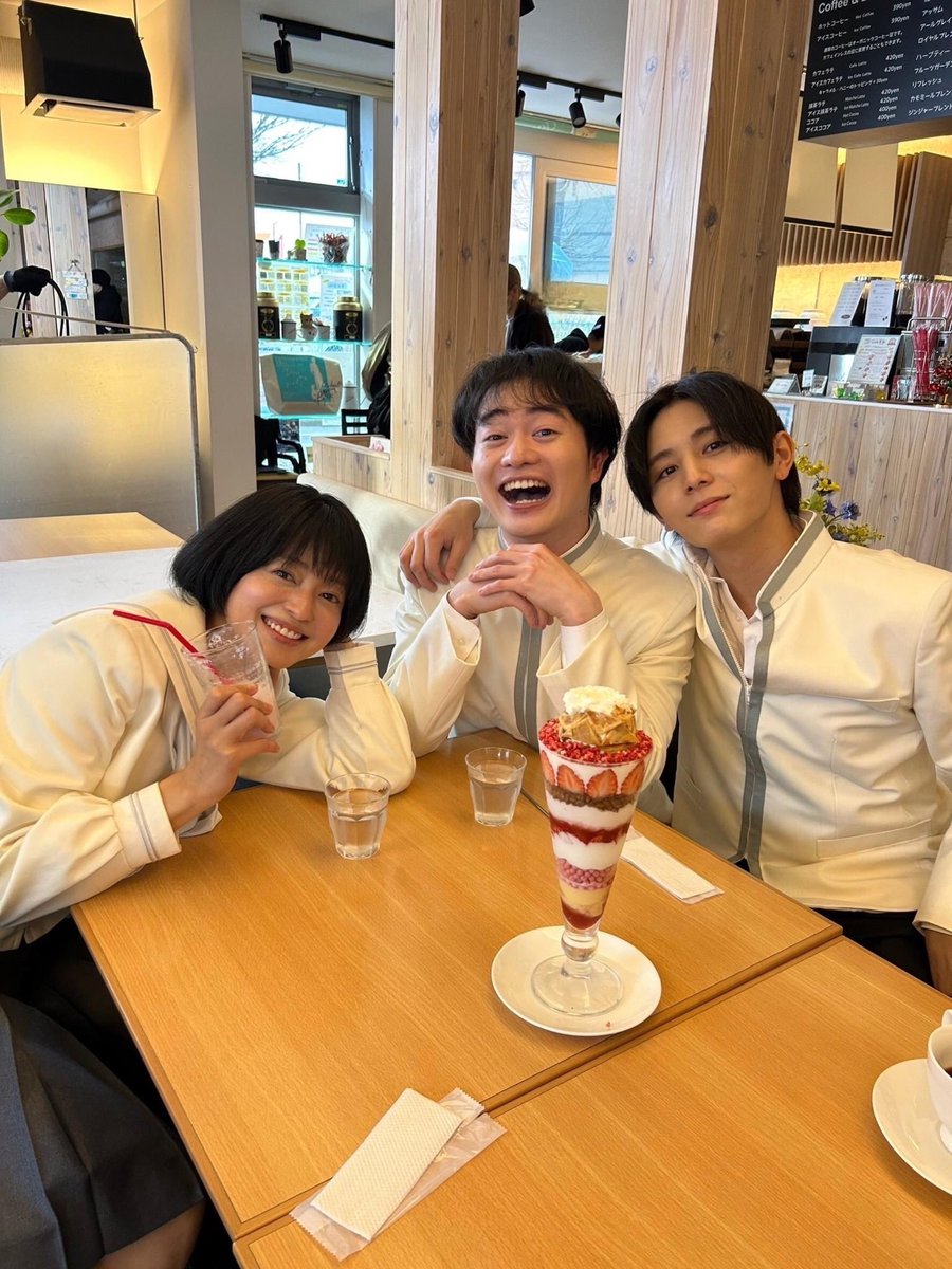 Tbs火ドラ『王様に捧ぐ薬指』【公式】 On Twitter / 第4話の放送まであと2日🍓👑 高校時代の東郷andハチand小夜の3ショット📸 パフェのてっぺんのイチゴを食べたのは🫣💭 1