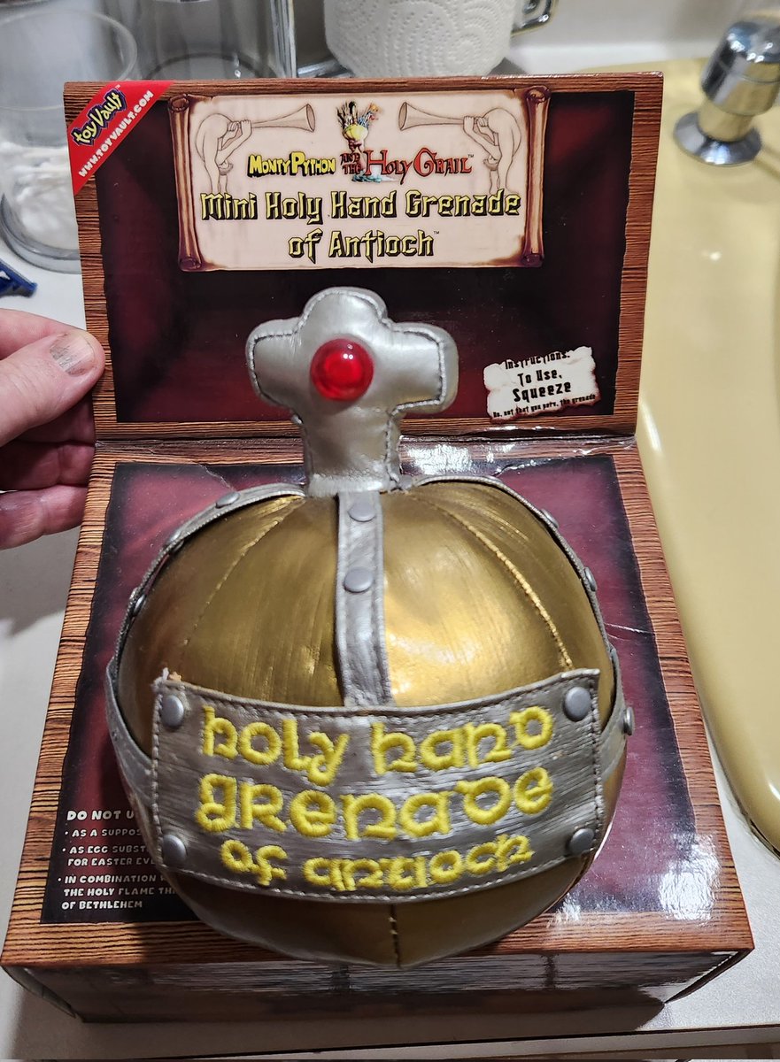 Mike Abernethy 🇺🇸🏴󠁧󠁢󠁳󠁣󠁴󠁿 on Twitter: "King Charles receives the Holy Hand Grenade of Antioch ...