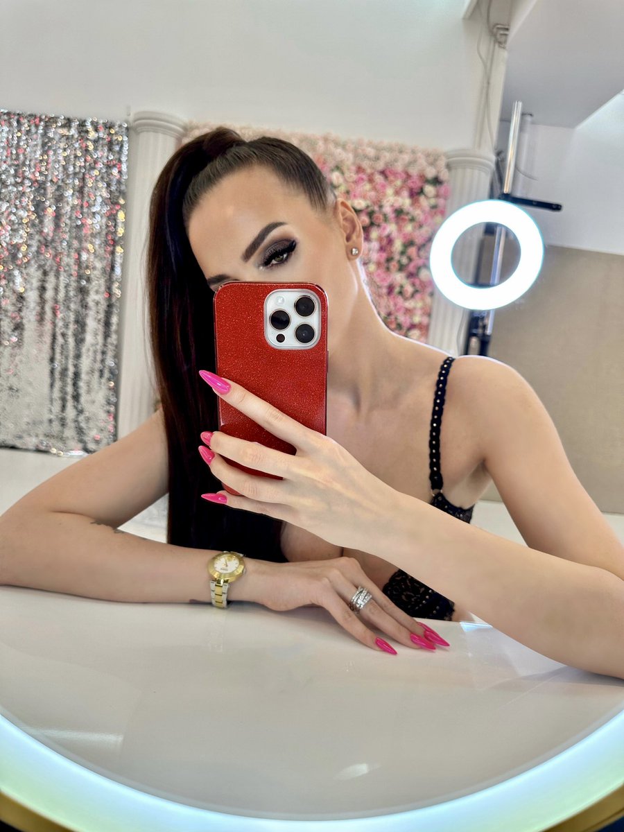 𝓜𝓲𝓼𝓽𝓻𝓮𝓼𝓼 𝓤𝓵𝓽𝓻𝓪𝓿𝓲𝓸𝓵𝓮𝓷𝓬𝓮 on Twitter: "Serve me, earn me 💅🏻"