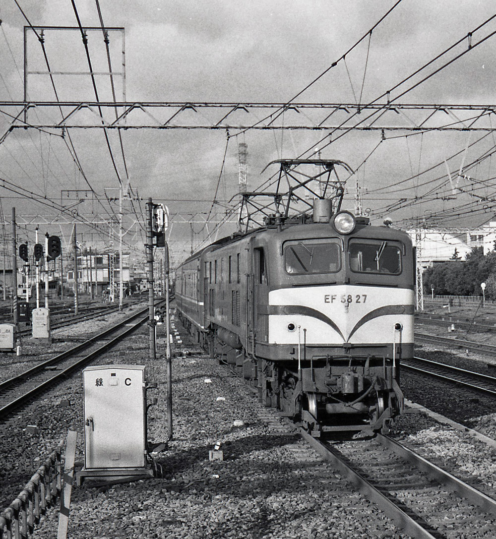 空鉄 on Twitter: "＃EF58の日 川崎駅を通過するEF58 27 寝台特急『紀伊・いなば』 https://t.co/kQ0h2rvSEd" / Twitter