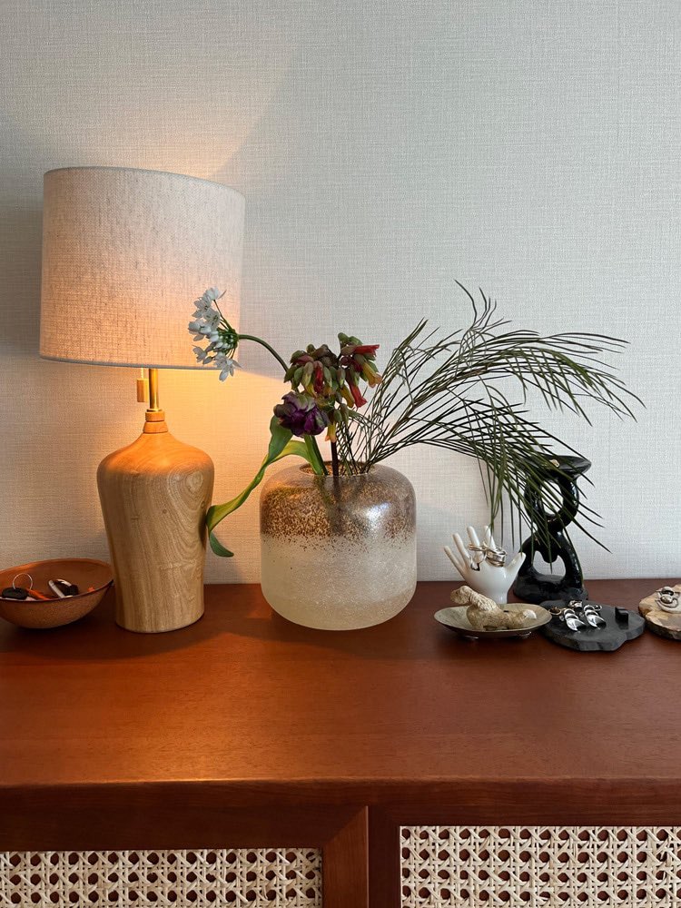 GINZA on Twitter: "【#私と部屋 】木と異素材の組み合わせで、バランスよく遊びある空間に。https://ginzamag.com/lifestyle/roomandme112/…"