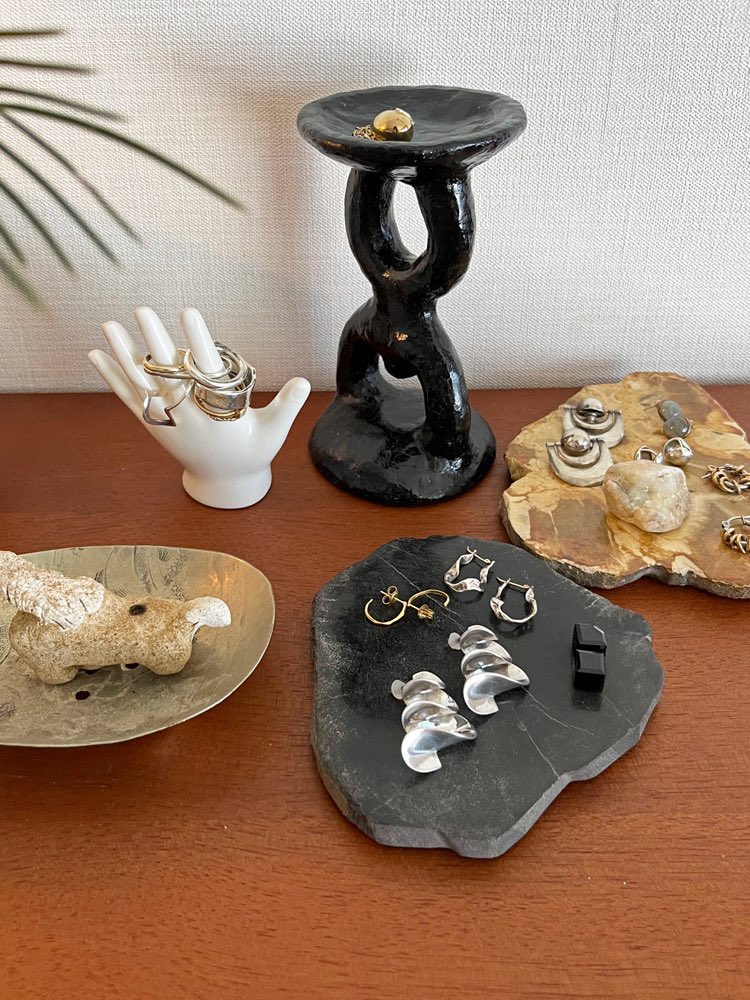 GINZA on Twitter: "【#私と部屋 】木と異素材の組み合わせで、バランスよく遊びある空間に。https://ginzamag.com/lifestyle/roomandme112/…"