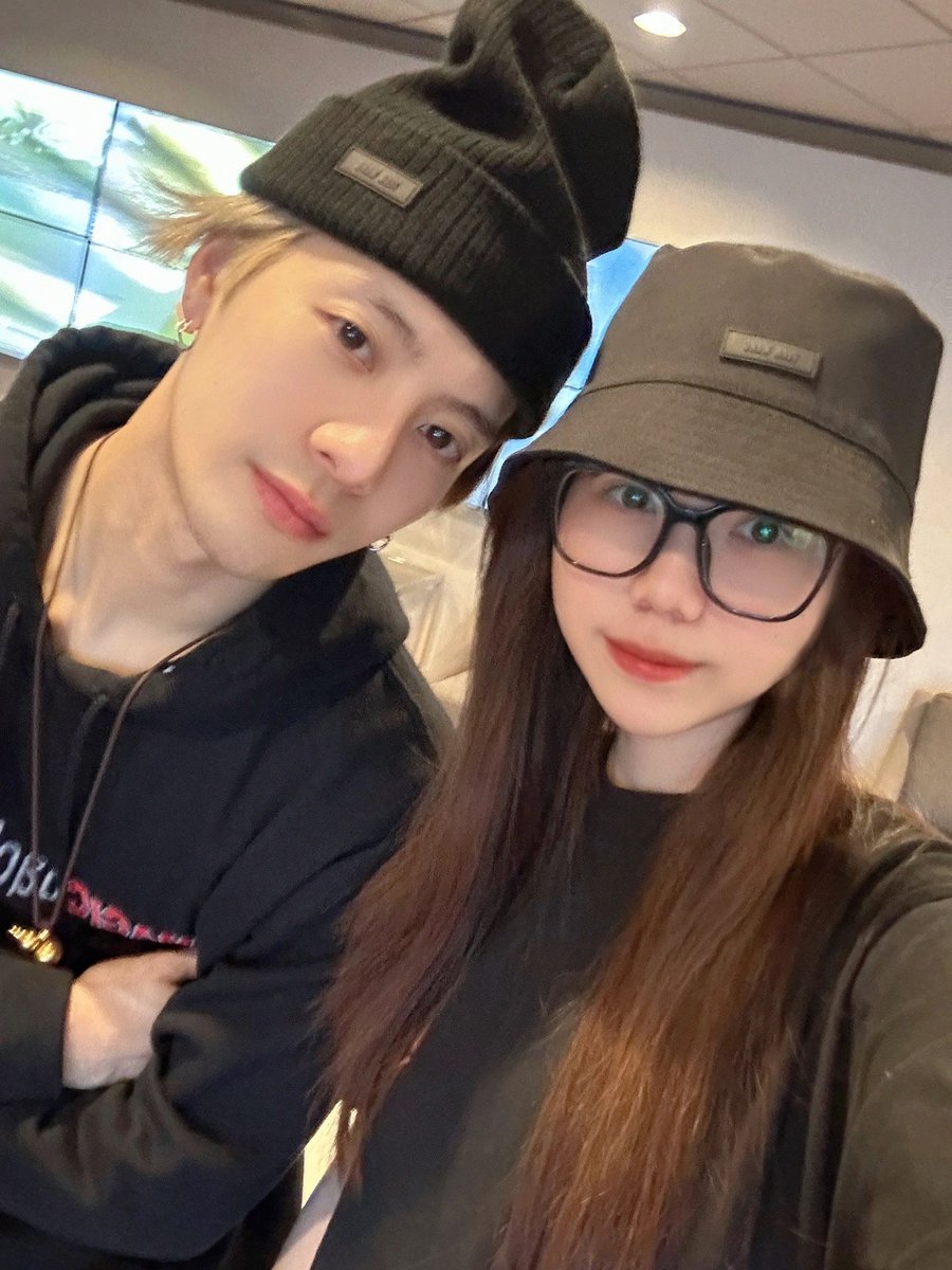 Jackson Wang Global on Twitter: "[XHS] 230508 sulliiiiiii Fan met Jackson in downtown Toronto ...