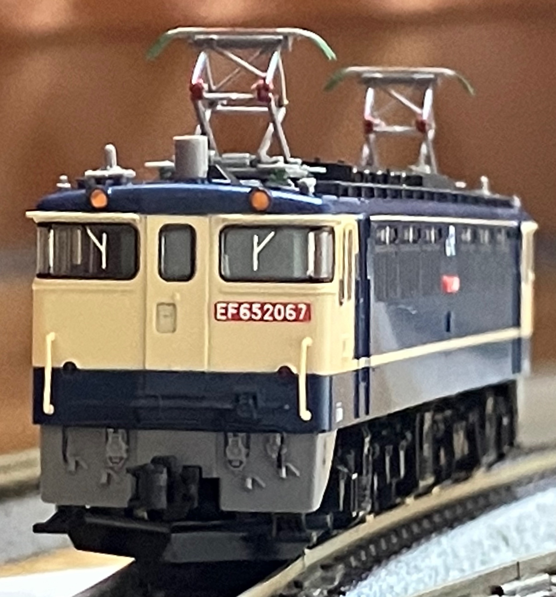 朱鷺 on Twitter: "TOMIX 7105 EF65-2067号機 中古で購入、パンタグラフの色差しのみの加工にとどめナンバーは元からついてた2067を続行 我が家初の赤プレ2000 ...