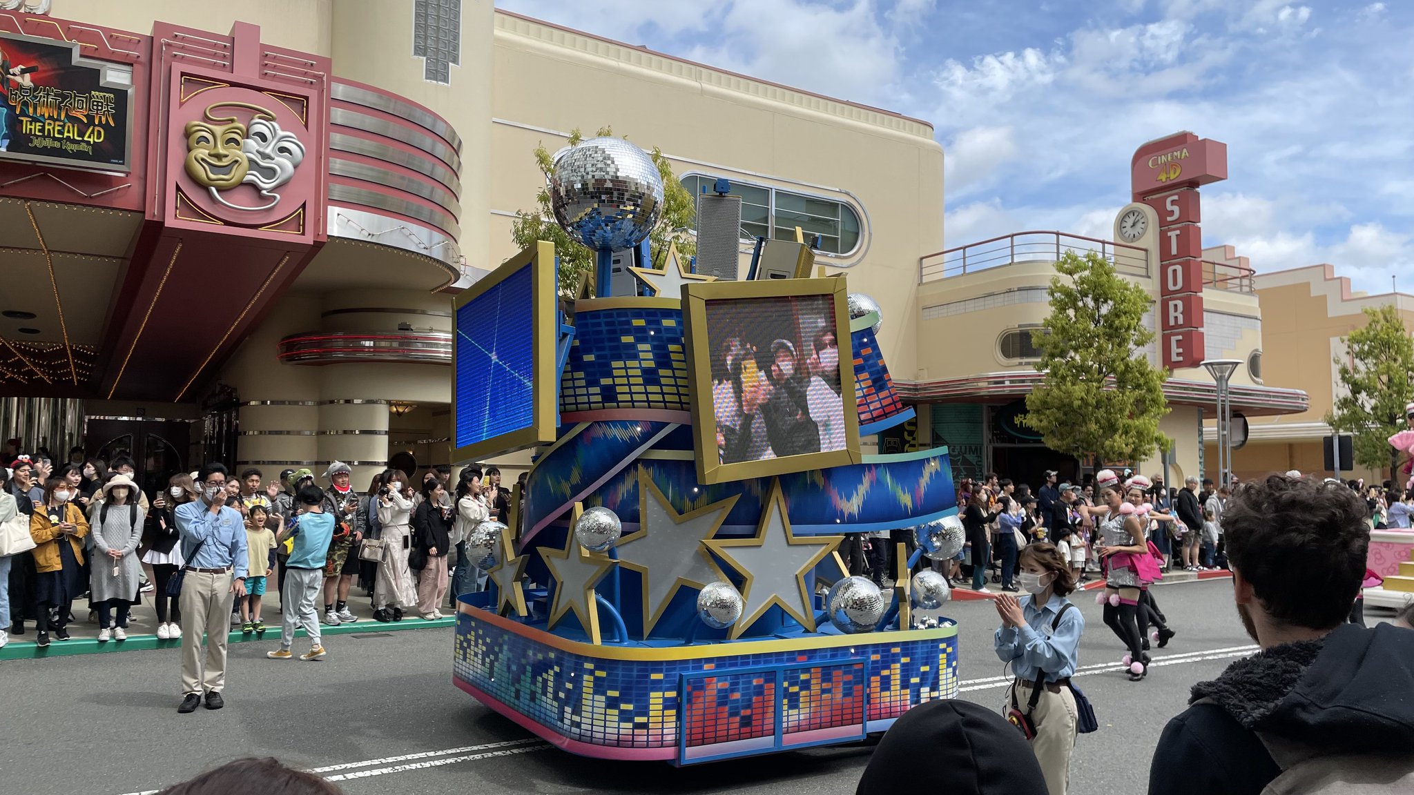 🎞悠汰™ @映画&USJ垢🐶 on Twitter: "マイク無しのキャストも完全声出し＆パーティの時絵を繋いで引っ張ってくれるの最高過ぎる！！ #USJファン #NOLIMITパレード ...