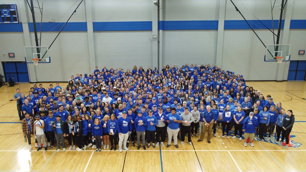 Dakota Wesleyan on Twitter: "Dakota Wesleyan's DWU Cares event was last week. Did you see the ...
