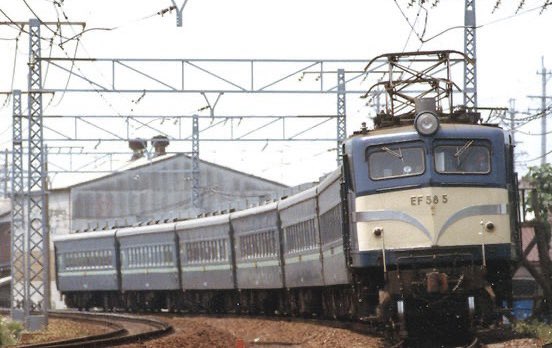 おざよう on Twitter: "#EF58の日 もう一つ。浜松機関区に在籍していた #EF58-5 を。 鋳鋼製先台車を履いたカマでした。 ①グリーン帯があった頃のスロ81系を牽く ②鋳 ...