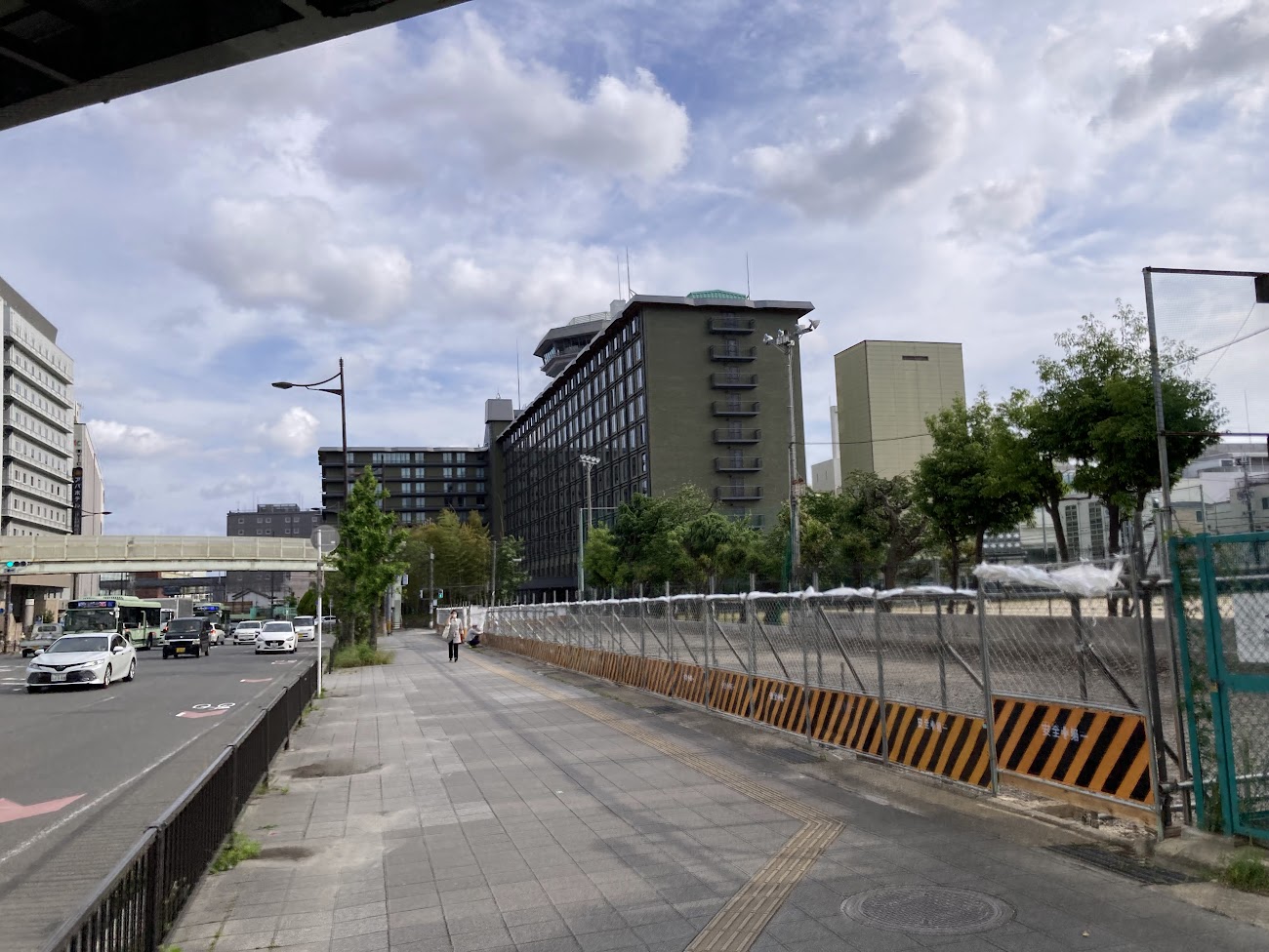 kyoto1192.com on Twitter: "廃墟が消えた『リーガロイヤルホテル京都』前。堀川通に陽がさしました。 https://t.co/GoTYng4429" / Twitter