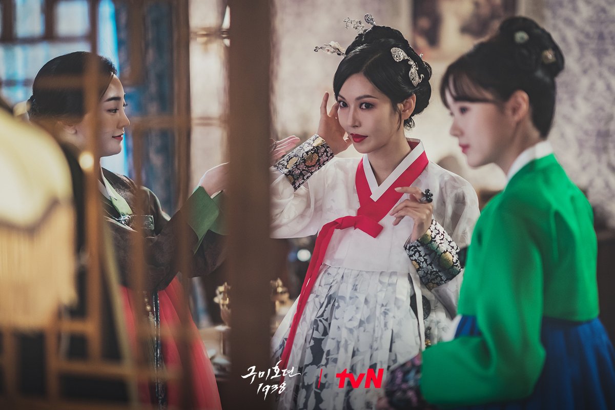 tvN drama on Twitter: "🦊 1화 비하인드 스틸📸 1화부터 넘쳐났던 액션씬과 명장면🎞 산신즈 홍주&무영의 등장과 이랑과의 재회! 이연 X 1938이연의 ...