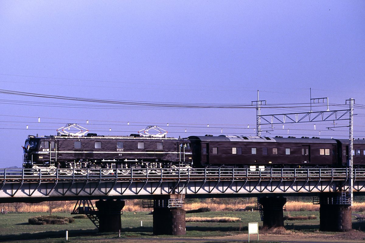 しおつ JK1GTF on Twitter: "5月8日でEF58の日。1999(平成11)年4月8日の中央本線にて。1,四方津〜梁川、2,鳥沢〜猿橋、3,4,日野〜立川間での撮影です。色調が ...