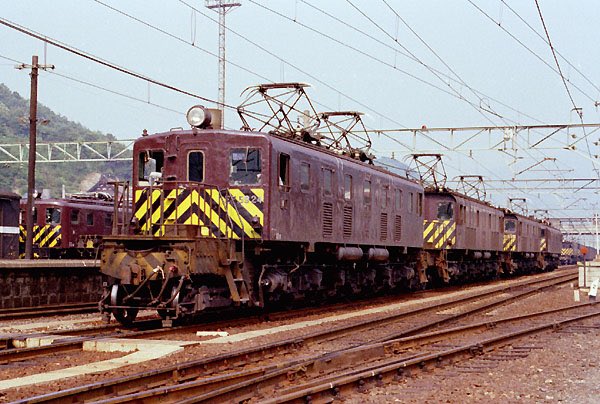 空鉄 on Twitter: "RT @mkr_t: #C59の日 現存しないC 59の162号機三態 #EF59の日 瀬野機関区で数珠繋ぎのEF59"