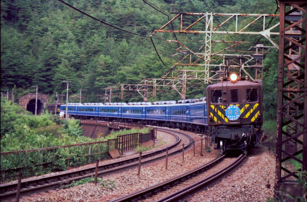 白い船 on Twitter: "#セノハチ の #補機､#EF59 は､#貨物列車 は #重連 で､#旅客列車 と #荷物列車 は #単機 で押していました｡ #国鉄 #JR貨物 #EF59 ...