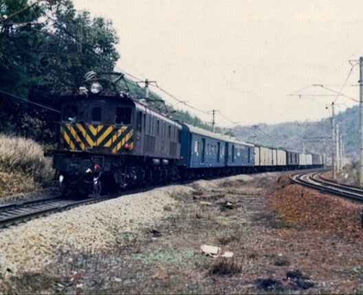 白い船 on Twitter: "#セノハチ の #補機､#EF59 は､#貨物列車 は #重連 で､#旅客列車 と #荷物列車 は #単機 で押していました｡ #国鉄 #JR貨物 #EF59 ...