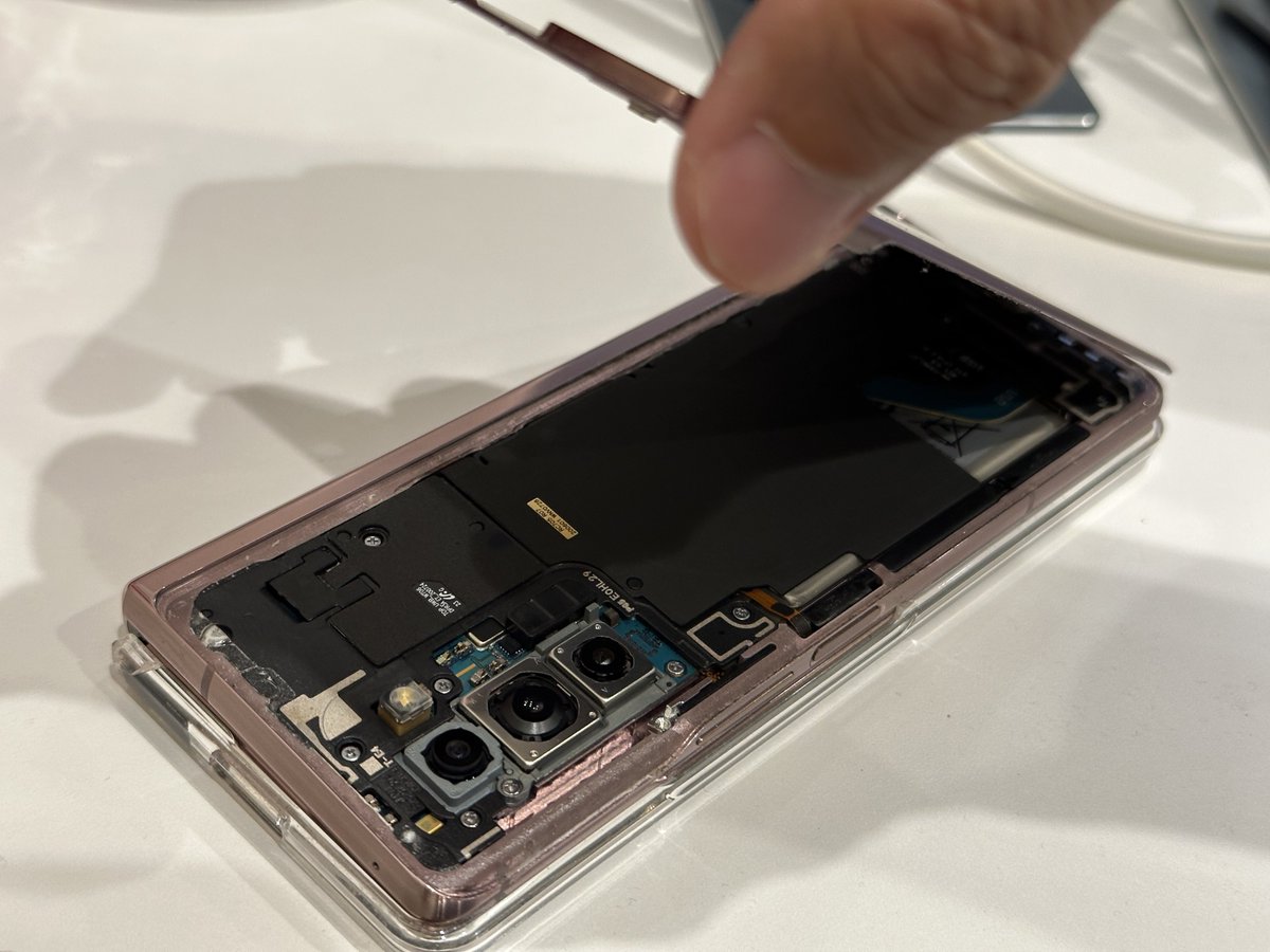 kafaak ®️ (นายกาฝาก) on Twitter: "อากาศร้อนแค่ไหน? ก็แค่กาวฝาหลัง Samsung Galaxy Z Fold 2 เสื่อม ...