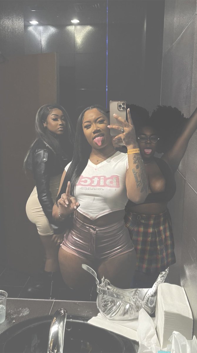 ʕ•ᴥ•ʔ on Twitter: "if you gotta edit ppl out of a 3 ppl pic just don’t post the picture bro 😭"