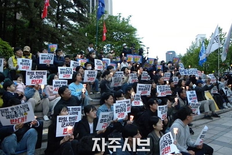 港澳台前哨 On Twitter 韩民众举行“反日烛光抗议集会” 综合《韩民族日报》、朝日电视台报道,在日本首相岸田文雄7日访韩前夕,韩国民众6日在首尔举行抗议集会。朝日新闻将这次抗议集会