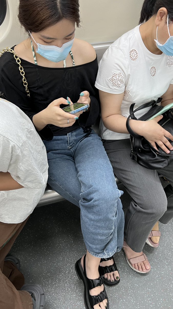足控特写社 On Twitter 地铁里的好风光 裸足 美脚 恋足 玉足 足控福利 恋足癖 脚趾 足趾 脚底 足底 街拍 高跟鞋 足控褔利