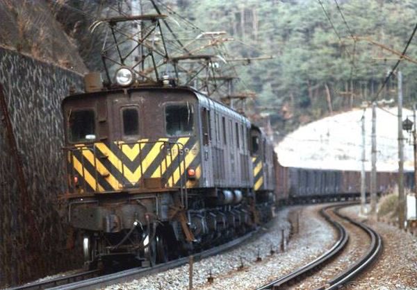 おざよう on Twitter: "#EF59の日 #瀬野八 には1983年以降何度も通いました でも、動いている #EF59 が撮れたのは1983年のみ ①元お召機EF59-16他で ...