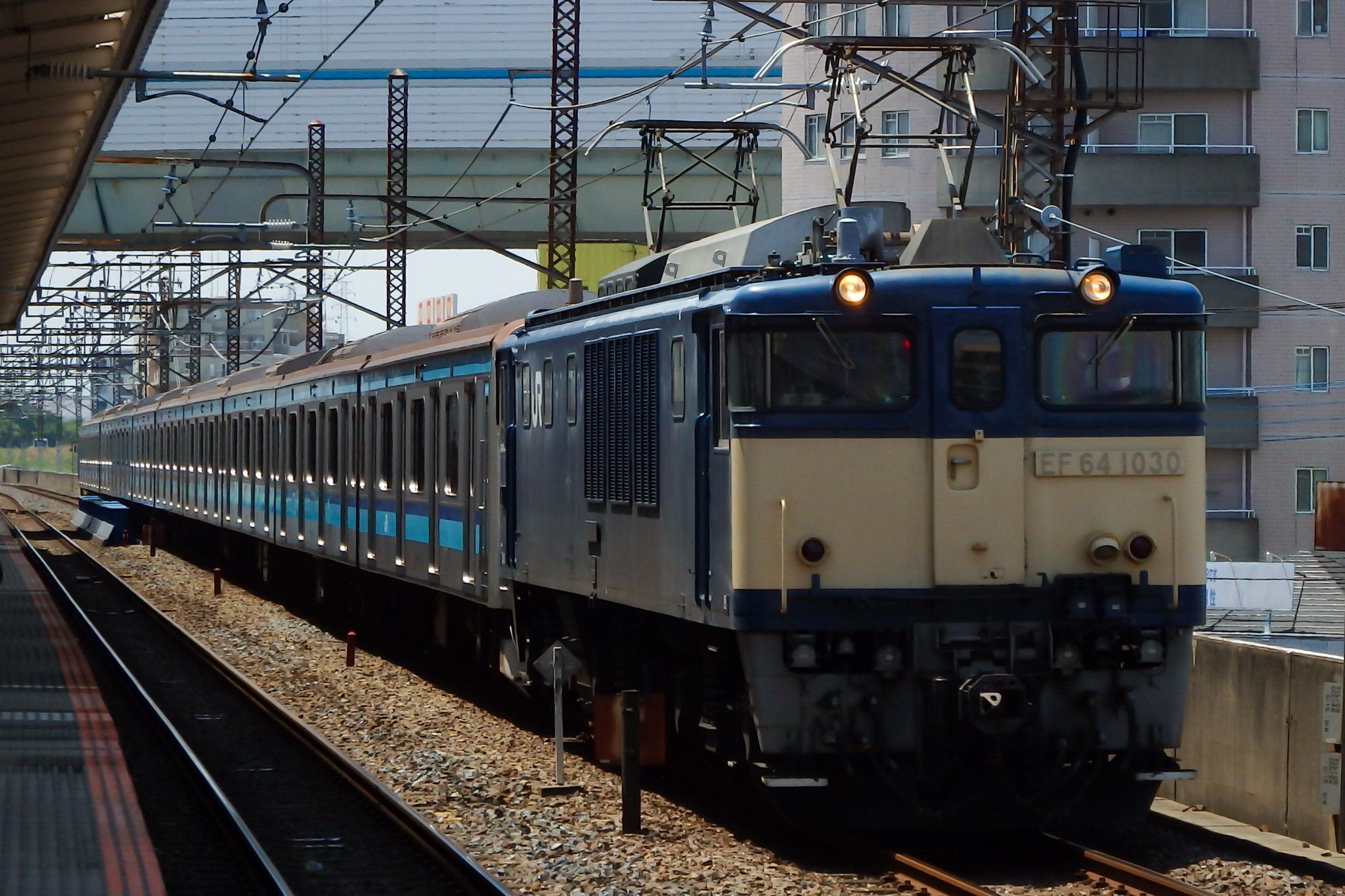 ででねこ on Twitter: "2023.5.9 配9543レ 秋田総合車両センター入場配給 EF64 1030[新潟]+E231系800番代八ミツK1編成 https://t.co ...