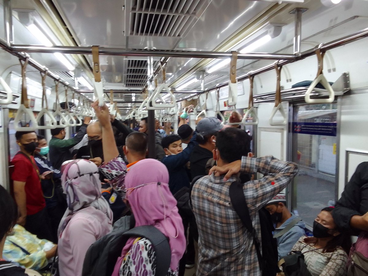 JABODETABEK COMMUTERS NEWS(お知らせ等諸々) on Twitter: "6ドア込みの12連は最強!!再ピーク帯にゆとりの帰宅!!1枚目だけではわかりにくいので2枚目を追加。"