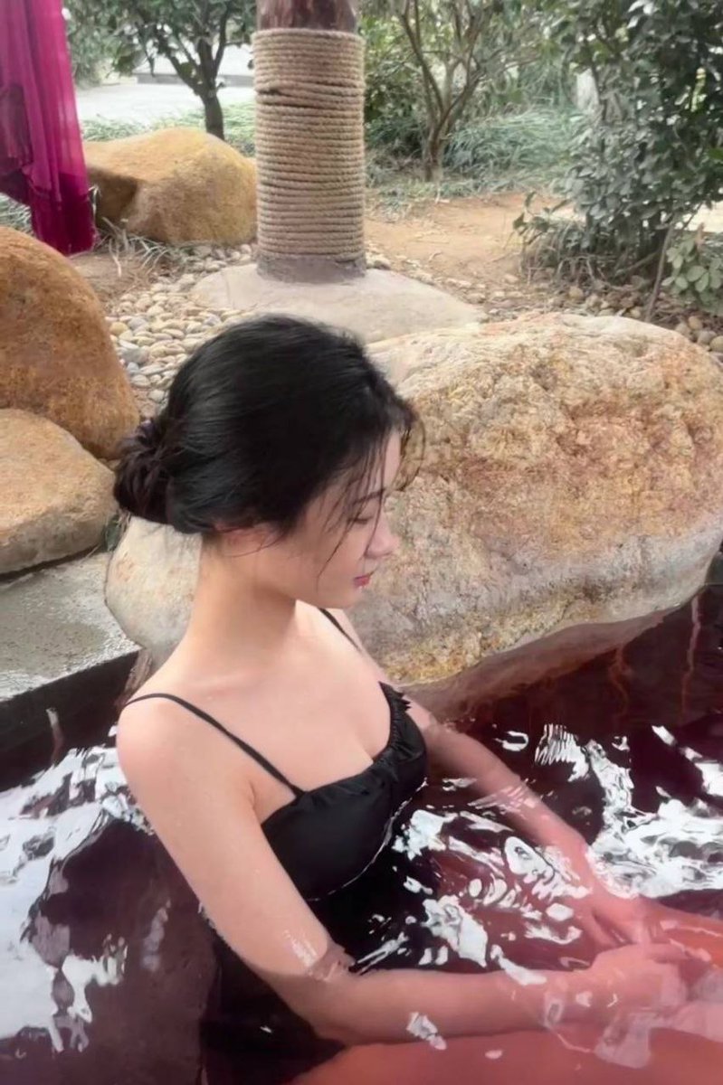 yuwang on Twitter: "这贱货真是一步一步地变骚啊，刚上大大学时简直就是清纯天真写脸上的，才过几年就变得这么骚，看来被人调教的是真的不错！"