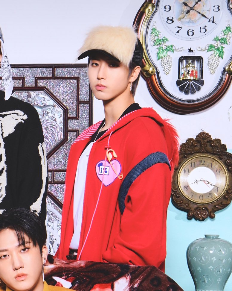 tiny han jisung 🐿 on Twitter: "jisung with a silly ridiculous hat AGAIN"