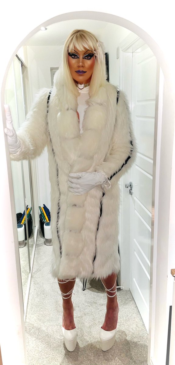 Sissy Selena 50K (not really) on Twitter: "Full length fetish fur ‘Queen’!! 🦊 👸"