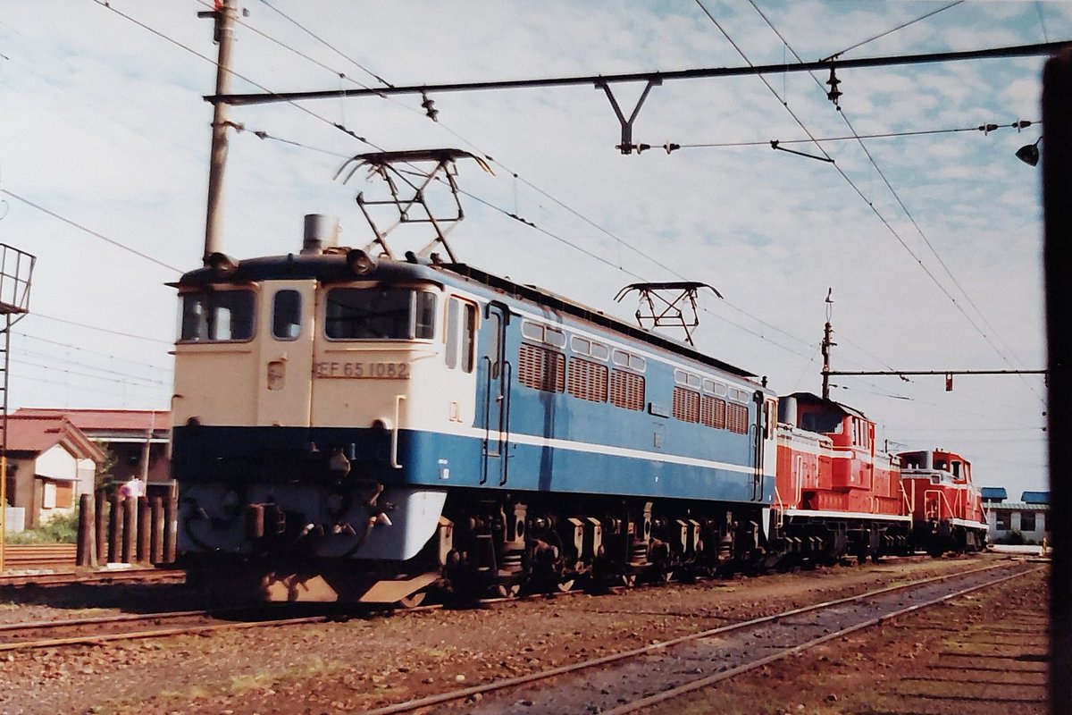 手つなグリーン車 on Twitter: "おはようございます☀️ 内房線蘇我駅南西 海側にあった新小岩機関区蘇我派出所。 EF65 1082(新鶴見)、撮影ノートによると当機は1977年6月 ...