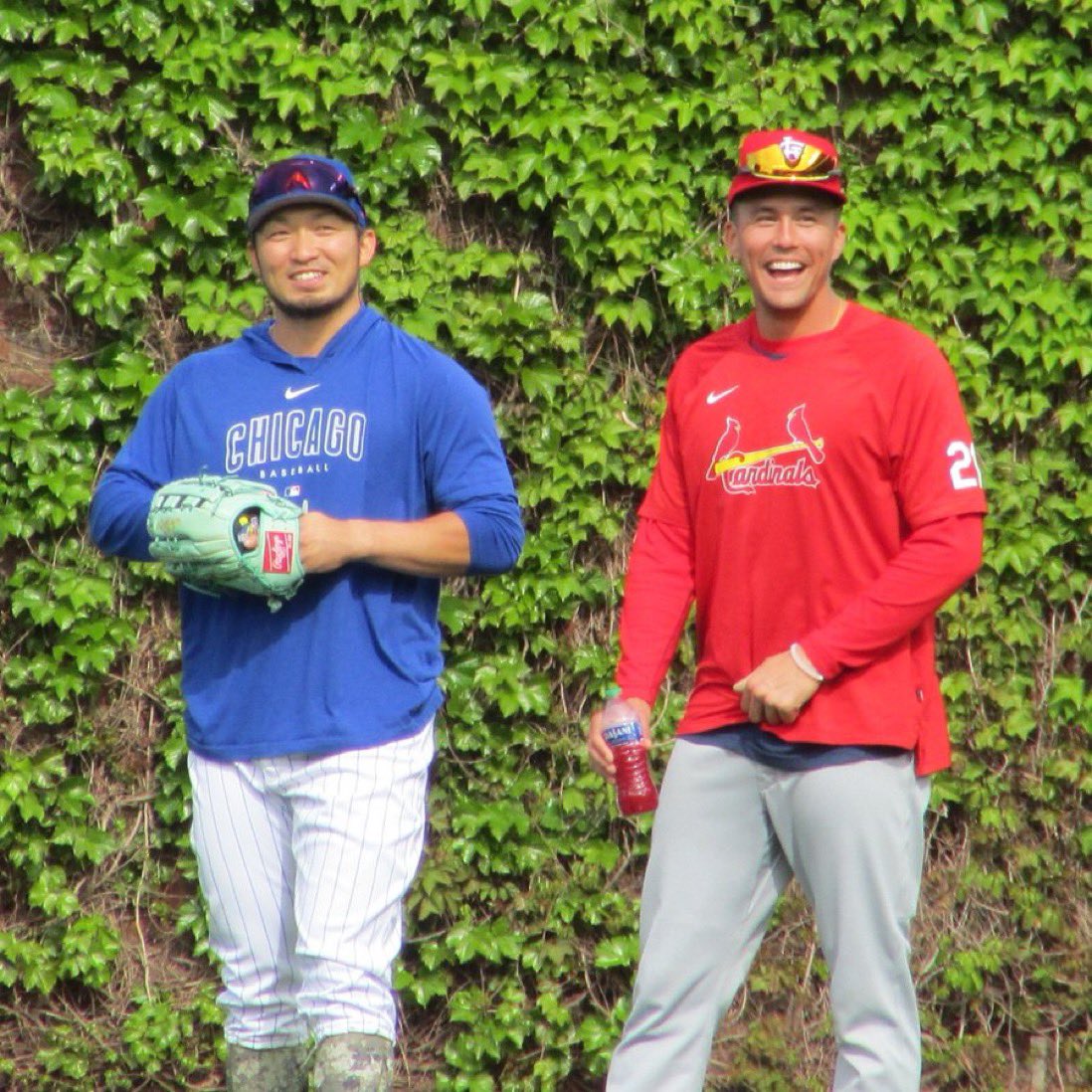 ヒトトノヤ Mlb中心の野球速報 On Twitter 日本時間10日の試合前に、カブスの鈴木誠也選手とカージナルスのヌートバー選手が外野付近で談笑していたこの微笑ましい1枚が「ぐりと
