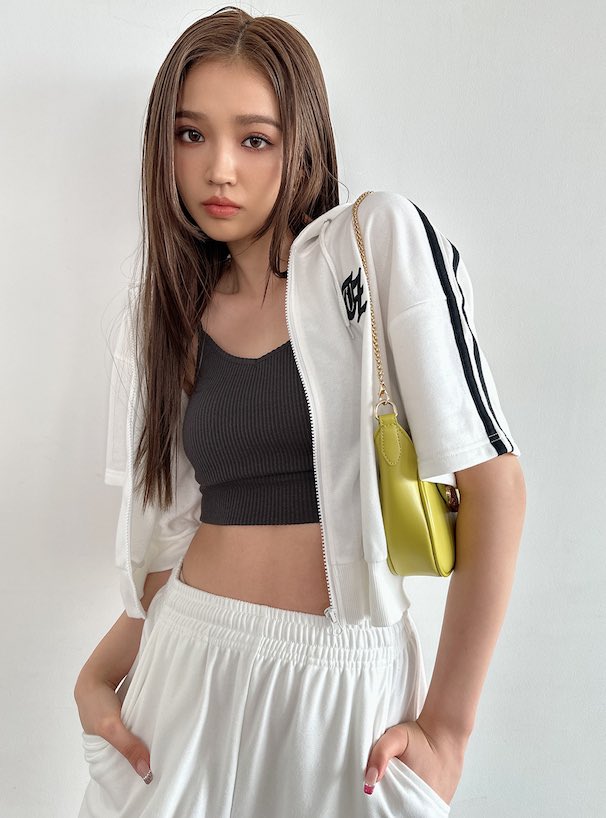 GRL グレイル on Twitter: "【GRLからせいらさんが着こなすオススメ商品💎】 ロゴ刺繍配色ラインショート丈ジップパーカー #グレイル #GRL #せいら 👇 この商品をチェック ...