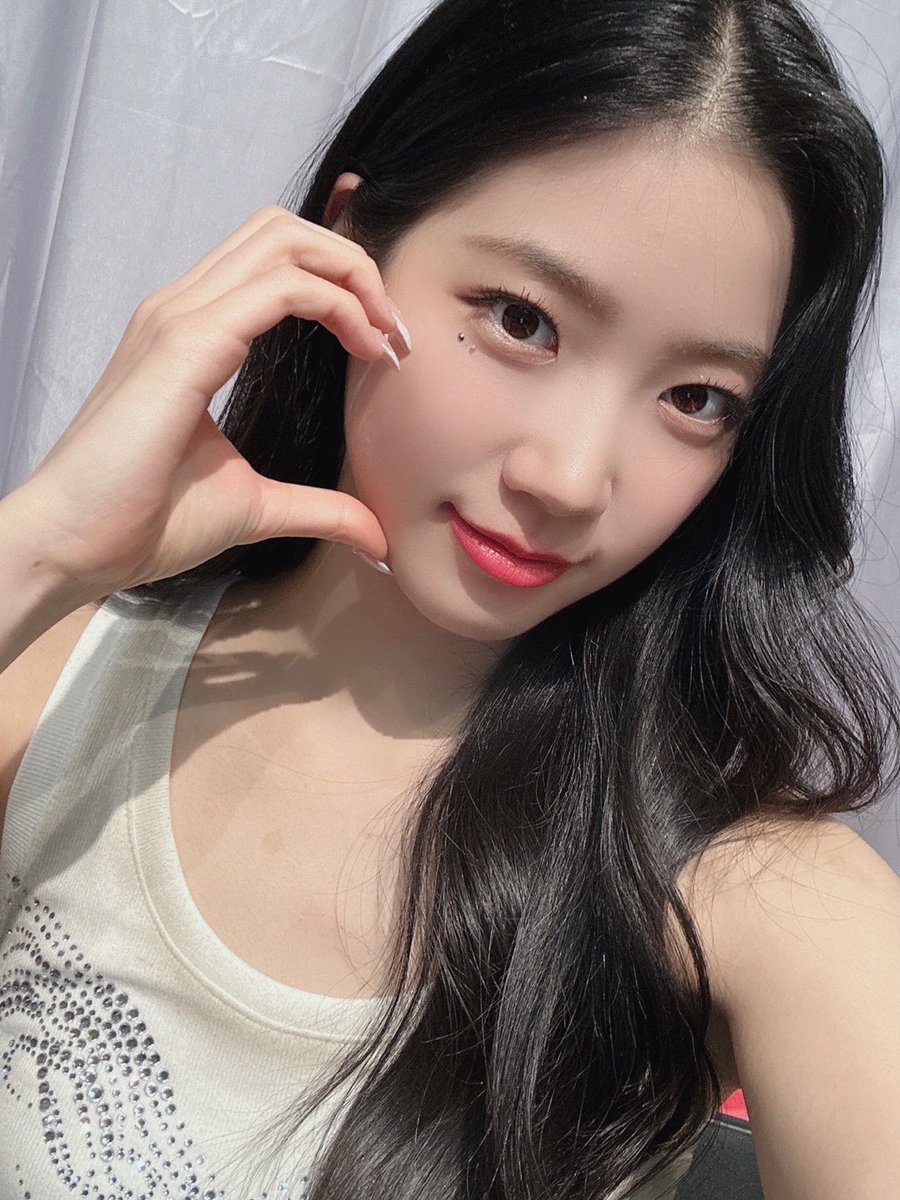 le sserafim pics on Twitter: "Le sserafim Yes24 Fansign Event Selca"