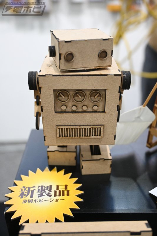 電撃ホビーウェブ on Twitter: "板からレーザーカットした部品で構成された木のロボットとして話題となった「ボードボット」の新作が出展！ https://hobby.dengeki ...