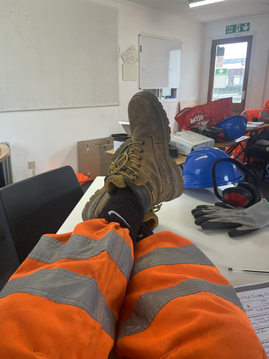 Chav Outdoor Worker Feet On Twitter Be Glad When This Paper Work Is And Someone Worshiping My🦶🏼