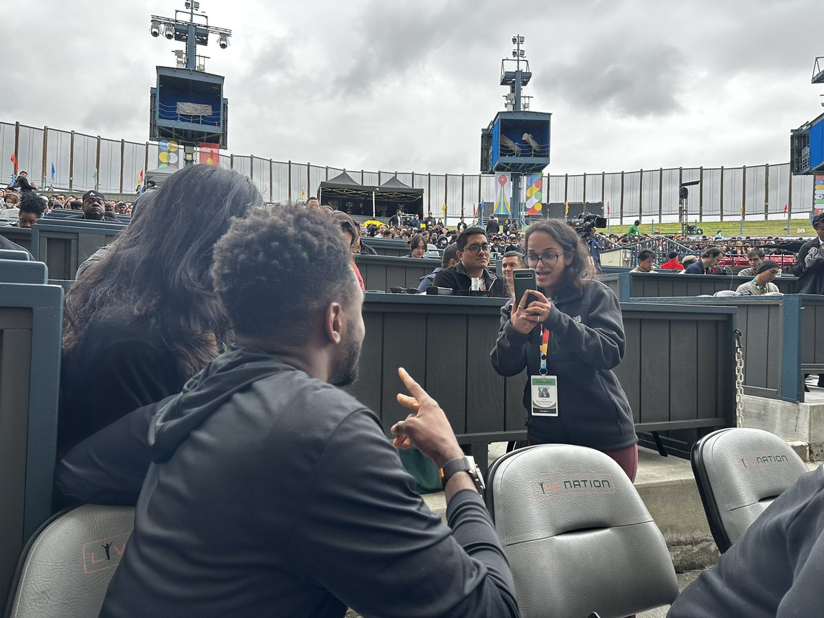 Android Weekly Update ⚡ on Twitter: "MKBHD 坐在我们正后面，不停有人来找他合影🤨"