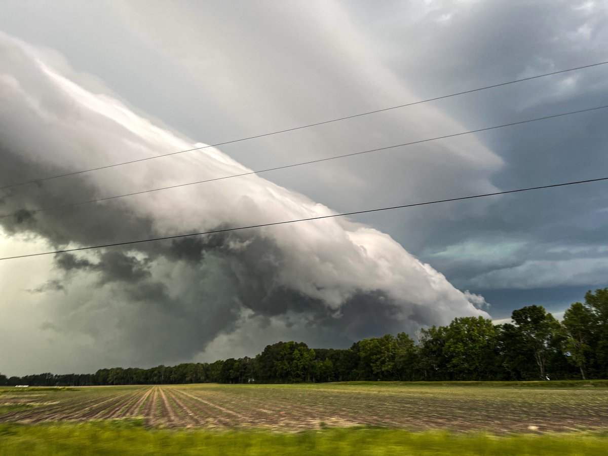 Roman Miller on Twitter: "Embedded wall cloud within the rfd surge of an embedded supercell ...