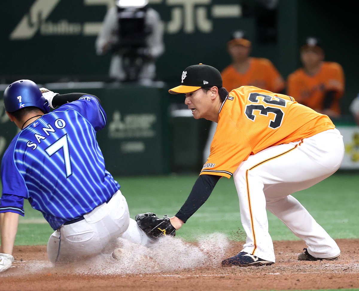 読売巨人軍（ジャイアンツ） on Twitter: "#巨人🆚#DeNA（#東京ドーム） 【八回】巨5-4De 四番手は #中川皓太 投手が二死三塁とし #鈴木康平 投手に交代。暴投で1点を ...