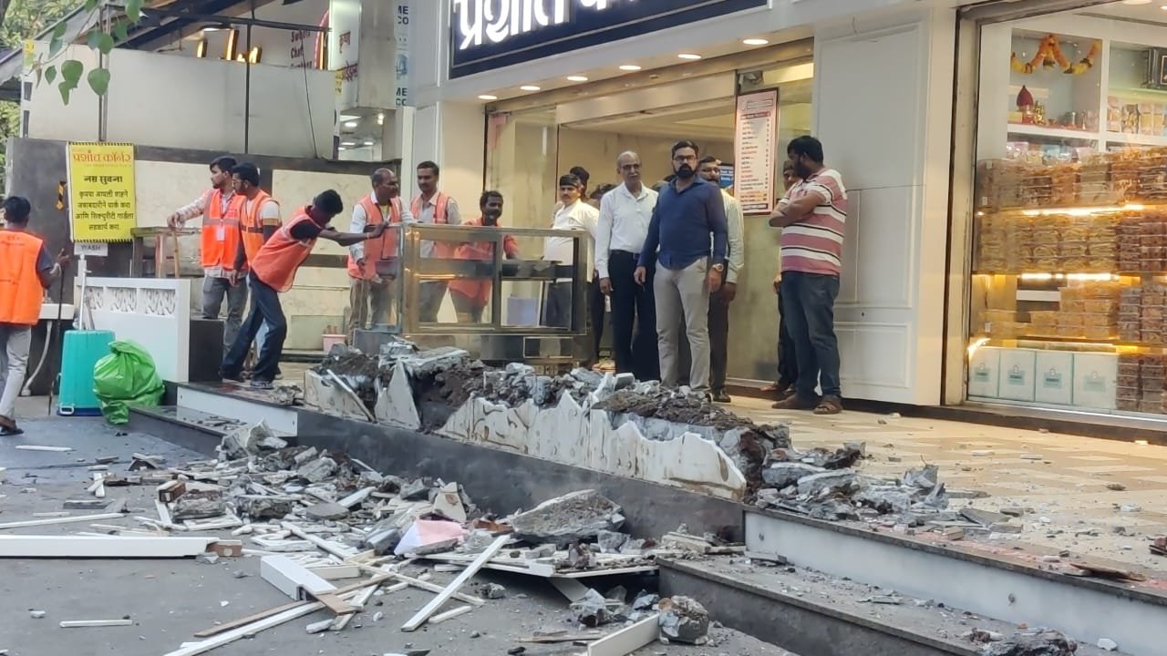 Richa Pinto on Twitter: "The @TMCaTweetAway led laborers demolishing parts of Thane's Prashant ...