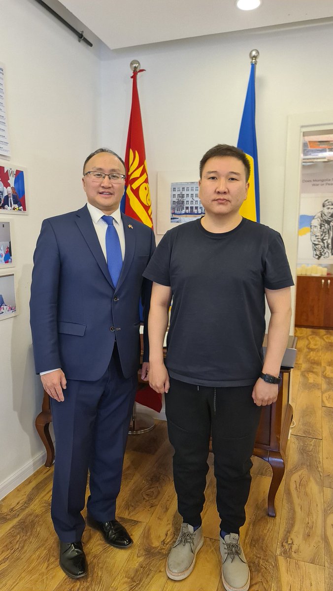 Ганбаатарын ЖАВХЛАНТӨГС On Twitter Nowar үзэсгэлэнгээр амжиж орлоо