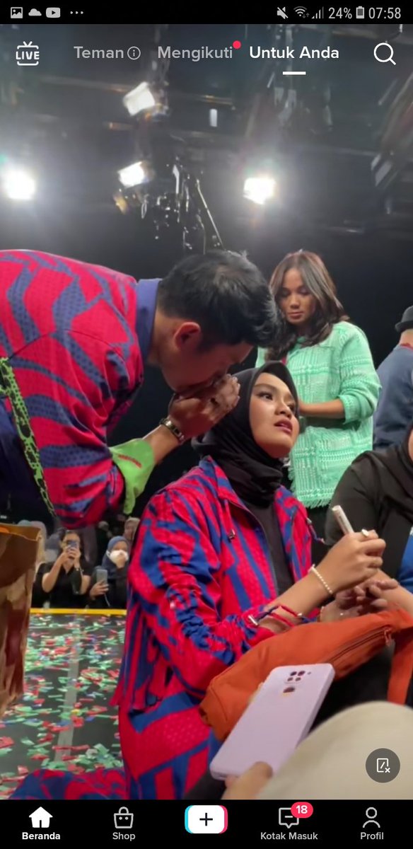 Dira on Twitter: "Sumpah, suka bgt interaksi Salma Rony begini. Kayak friends in public, lovers ...