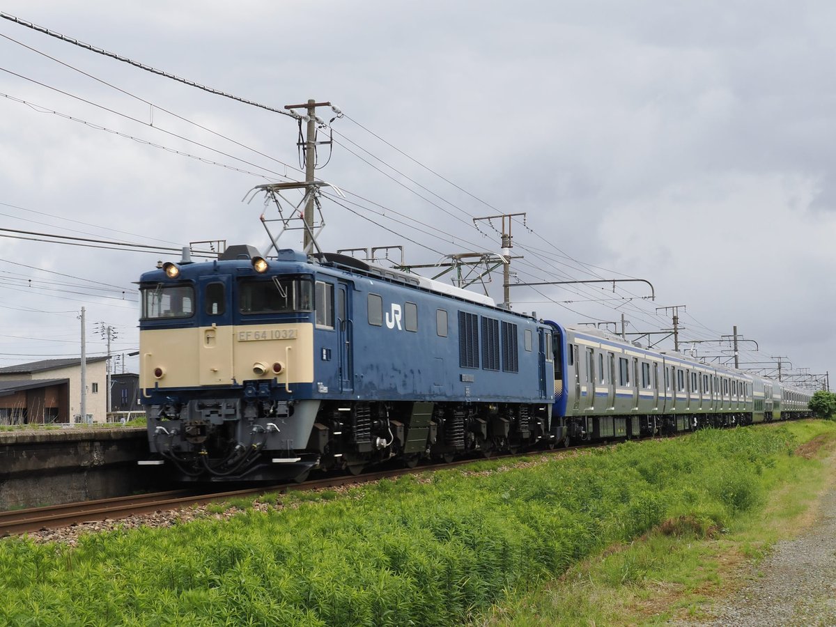 松の木 on Twitter: "RT @kobayac77m_007: 5月24日 (水)、上り配給列車 。EF64-1032牽引、E235系 横ｸﾗ F-26編成。J-TREC新津を5月 ...