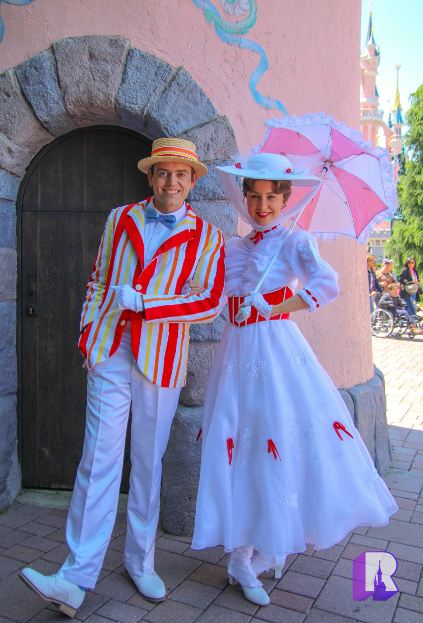 Mary Poppins Y Bert Disneylandia Mary Poppins Flies In For New UK