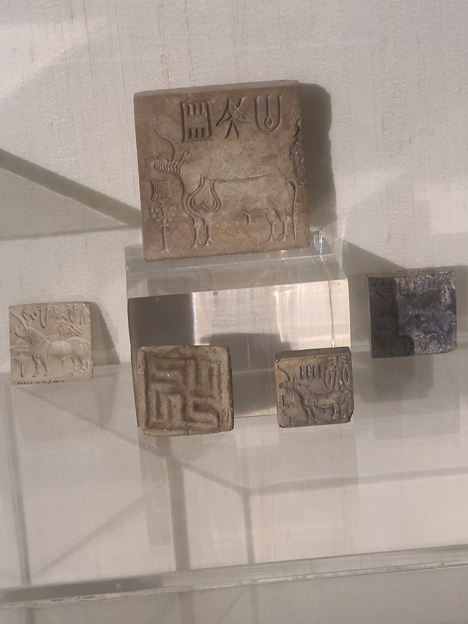 Aryāṃśa on Twitter: "Harappan Swastika 卐 and seals @ National Museum. Btw, these are really ...