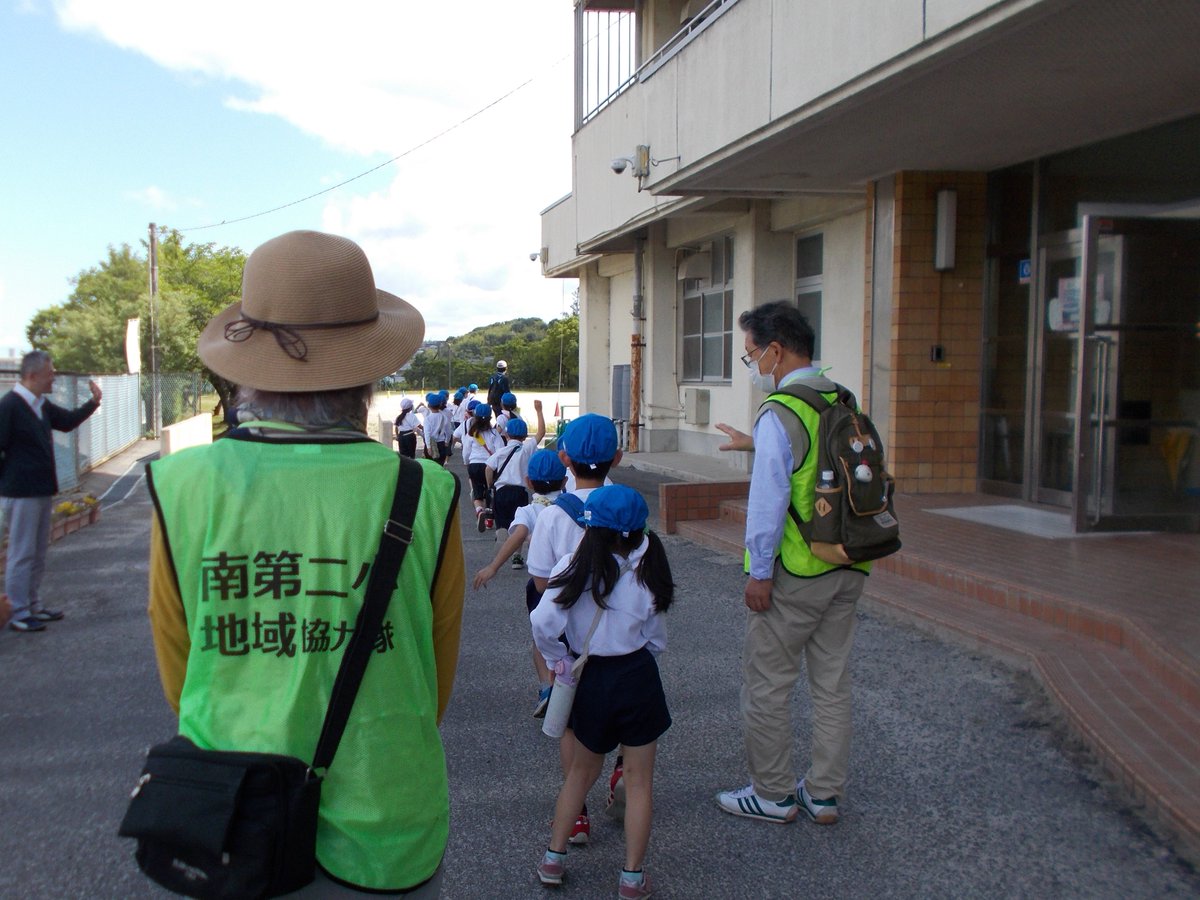 生駒南第二小学校(公式) On Twitter 524 校外学習で、1年が野鳥公園に、2年が163号線沿いの大型店舗方面に見学に行きました。今回も、地域ボランティアの方に付き添って