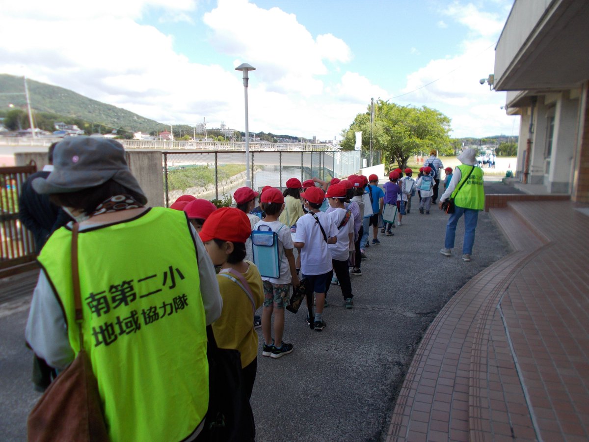 生駒南第二小学校(公式) On Twitter 524 校外学習で、1年が野鳥公園に、2年が163号線沿いの大型店舗方面に見学に行きました。今回も、地域ボランティアの方に付き添って