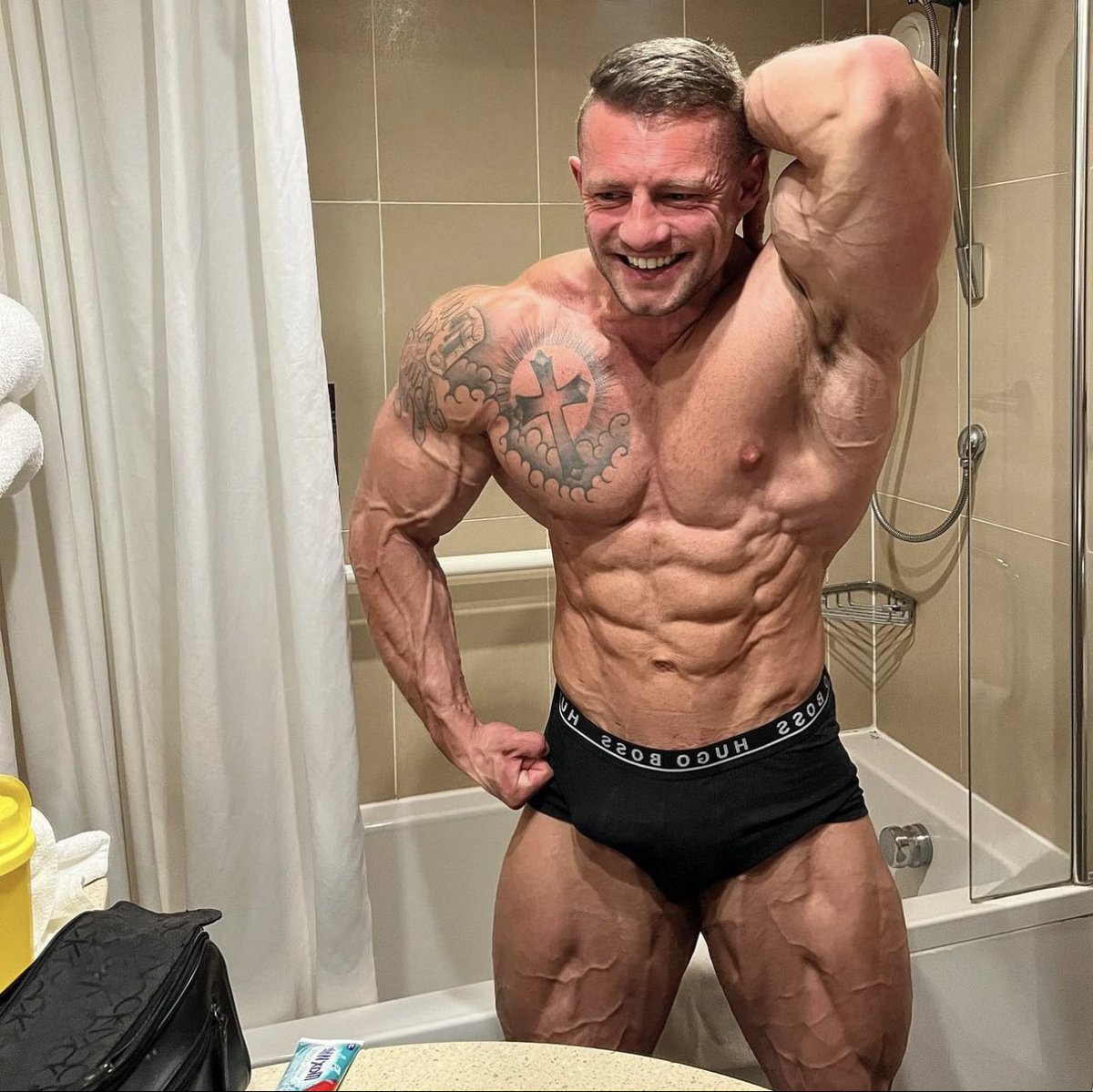 MuscleJacking on Twitter: "The muscularity of Guy Harding 🇬🇧"