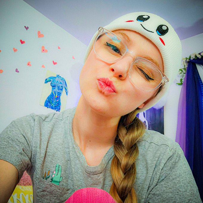 TW Pornstars - Emmasky69. Pictures and videos from Twitter.