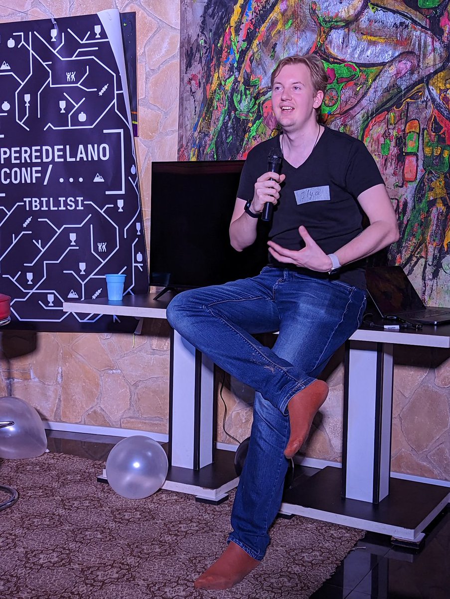 Фил Ранжин on Twitter: "RT @Sinntell: Тимлид в носках на @peredelano_conf рассказывает про тимлидов"