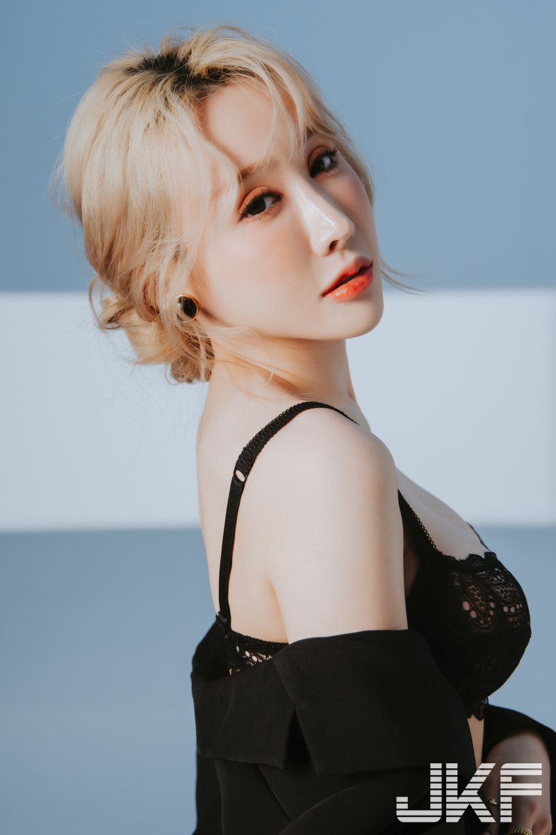 JKF on Twitter: "JKF 女郎 陳潔兒 @yui8jer 性感的定義有百百種，但對潔兒來說，她就是性感的代表，無論是火辣內衣、保守襯衫或者霸氣西裝，她的一舉一動、一個眼神都能 ...